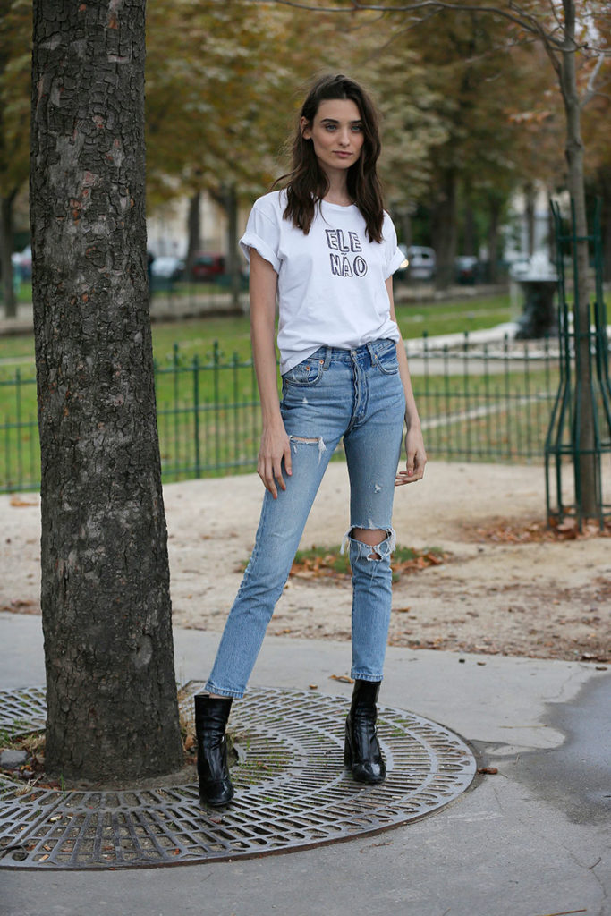 Mujeres que apuntan alto con sus jeans de tiro alto. Estilismos street style