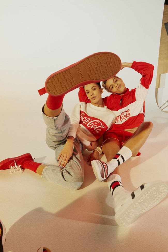 Tommy Hilfiger lanza la reedición de su colección Tommy Jeans Coca-Cola
