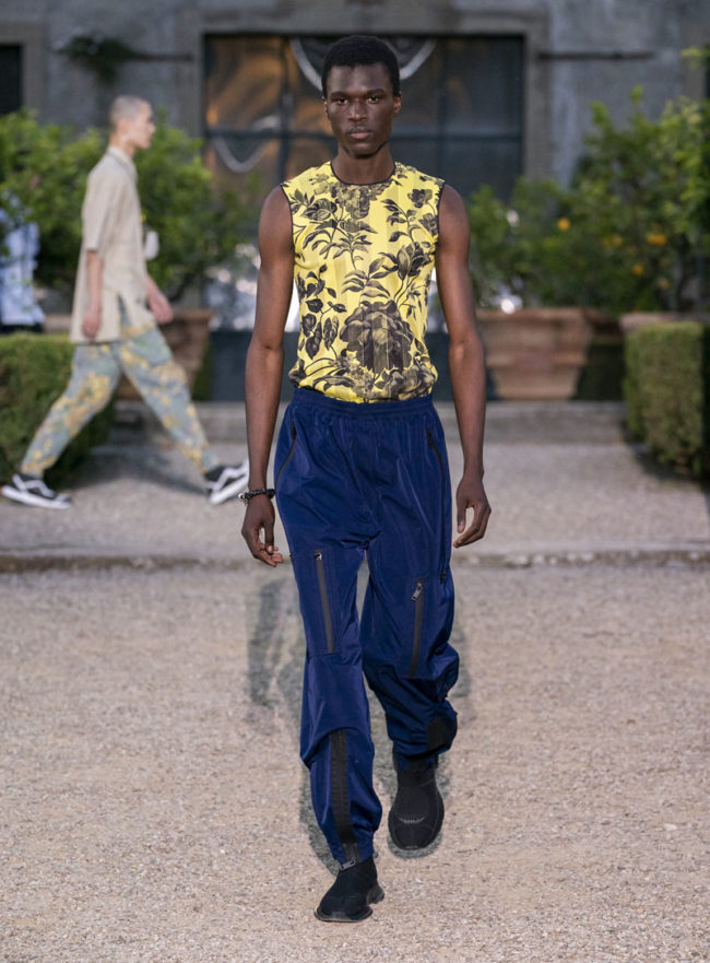 Givenchy SS 2020 menswear propone el clasicismo mas industrial