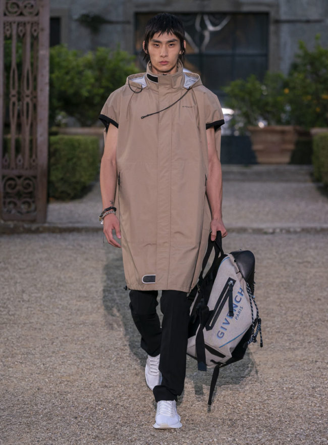 Givenchy SS 2020 menswear propone el clasicismo mas industrial