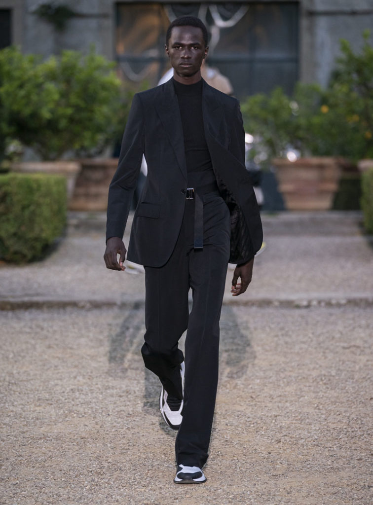 Givenchy SS 2020 menswear propone el clasicismo mas industrial
