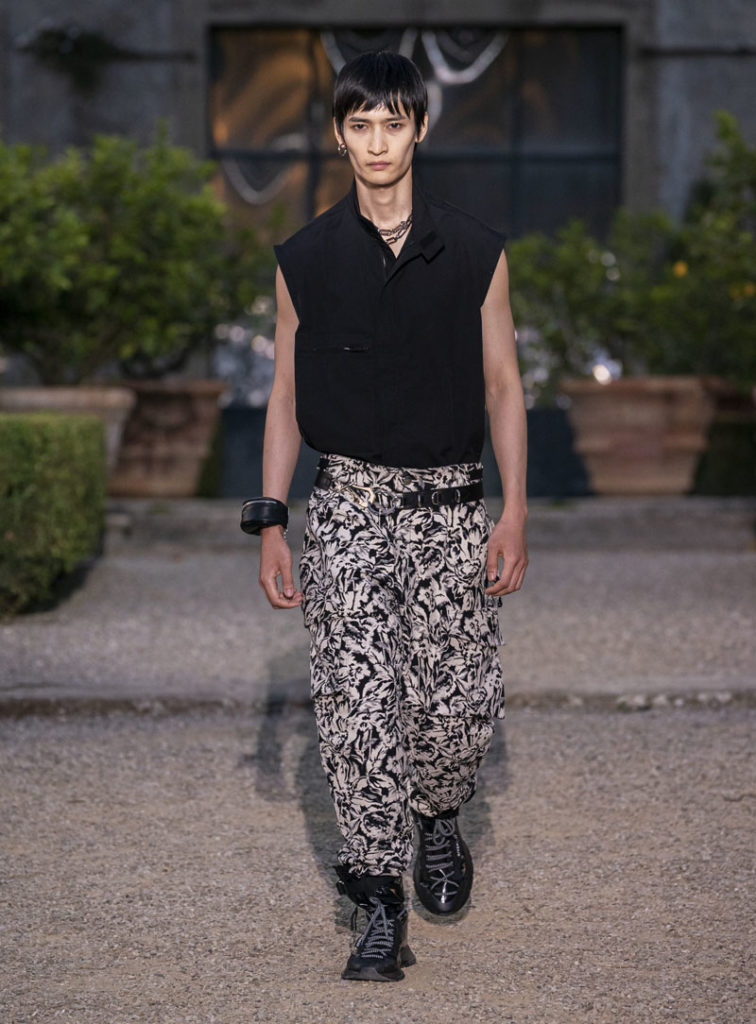 Givenchy SS 2020 menswear propone el clasicismo mas industrial