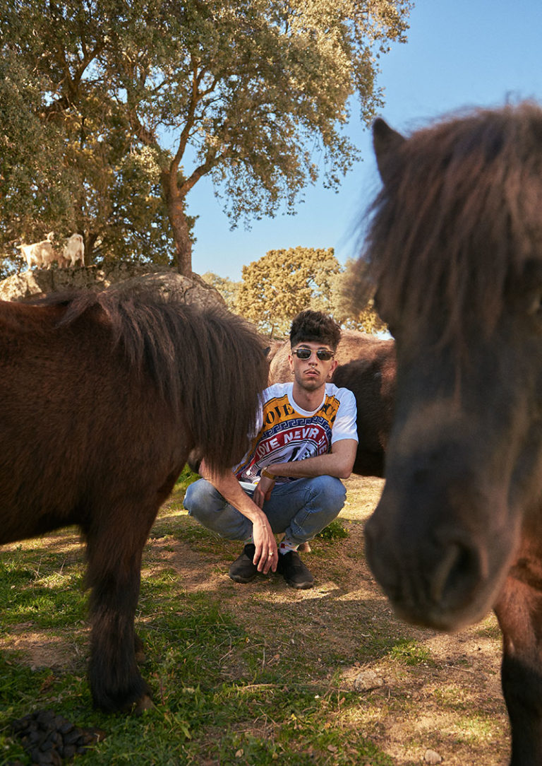 Bejo, el rapero pintor muestra su lado más iconoclasta en este editorial