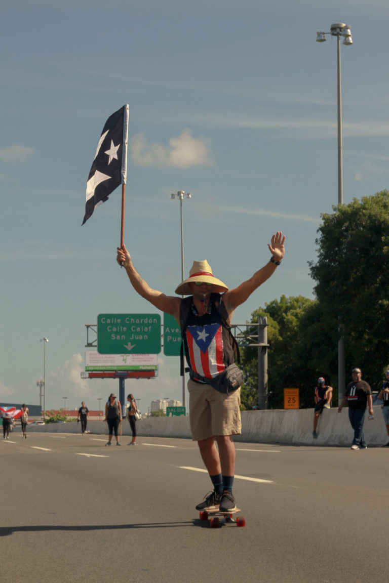 Puerto Rico bota a Ricky Roselló a ritmo de Reguetón, maquillaje y perreo