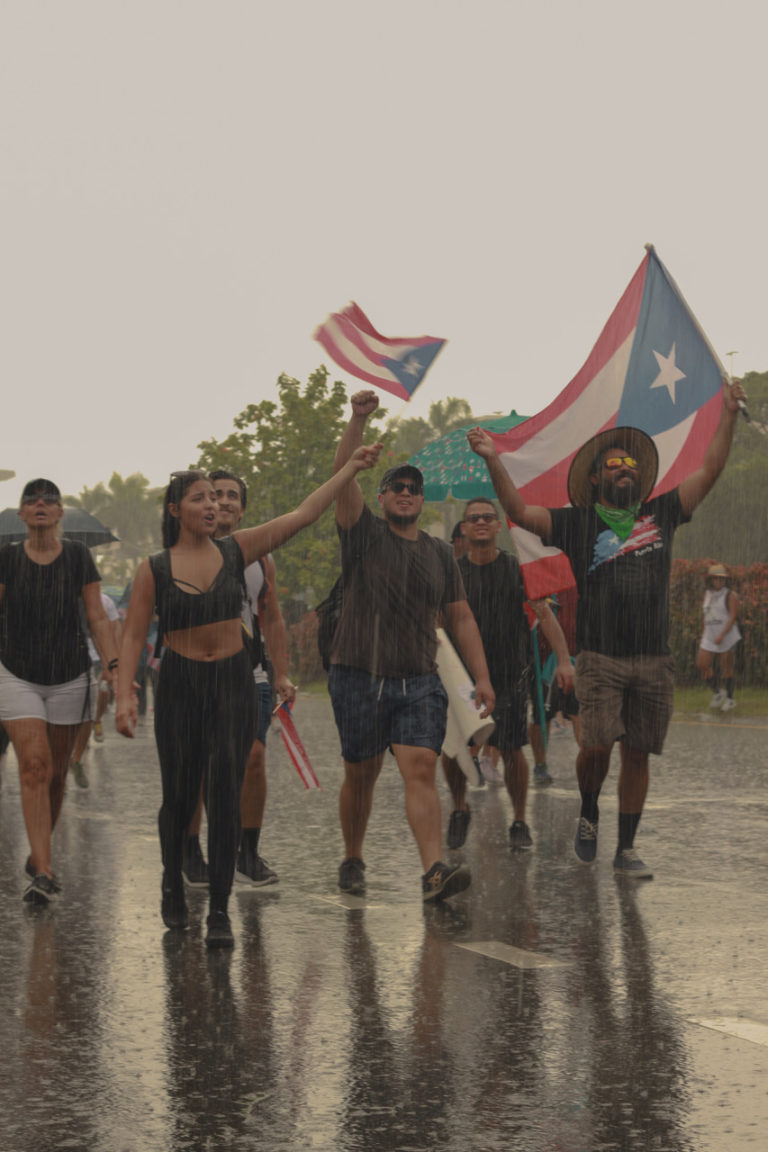 Puerto Rico bota a Ricky Roselló a ritmo de Reguetón, maquillaje y perreo