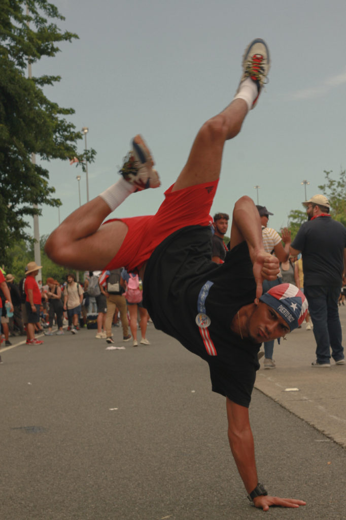 Puerto Rico bota a Ricky Roselló a ritmo de Reguetón, maquillaje y perreo