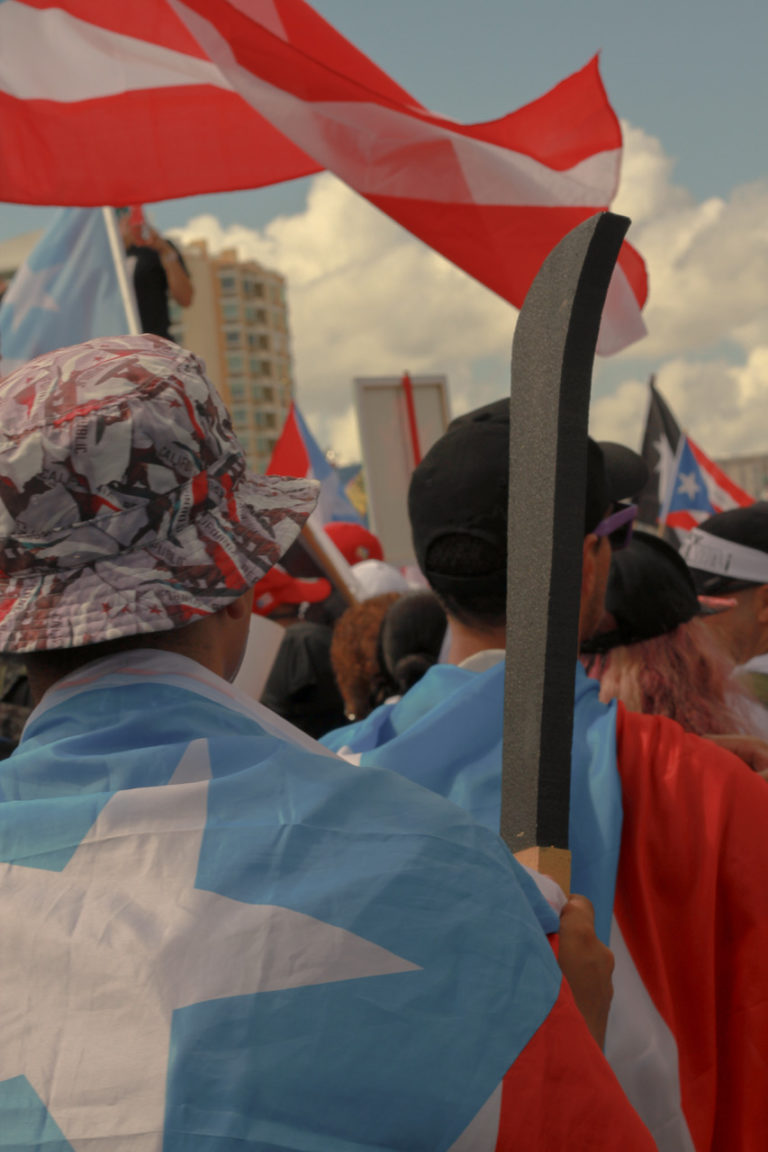 Puerto Rico bota a Ricky Roselló a ritmo de Reguetón, maquillaje y perreo
