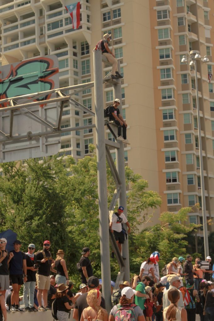Puerto Rico bota a Ricky Roselló a ritmo de Reguetón, maquillaje y perreo