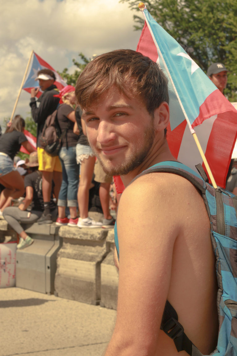 Puerto Rico bota a Ricky Roselló a ritmo de Reguetón, maquillaje y perreo