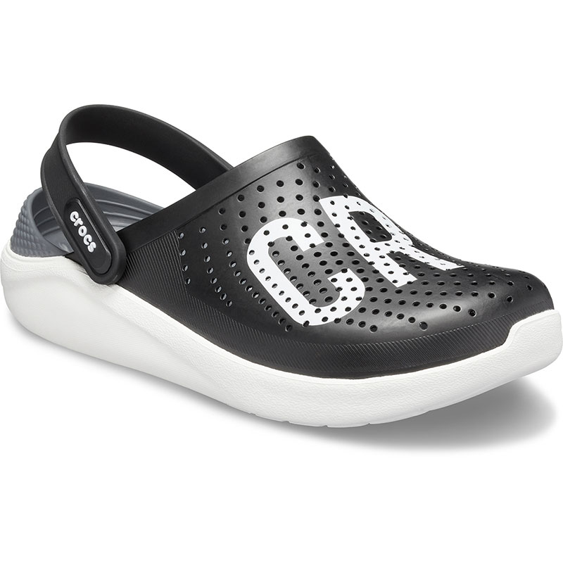 Hombres y mujeres en chanclas este otoño invierno con Crocs FW19