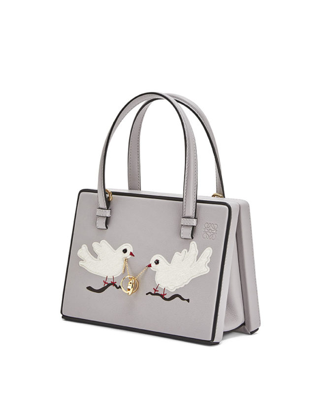 Loewe Postal Bag son los nuevos souvenirs de lujo