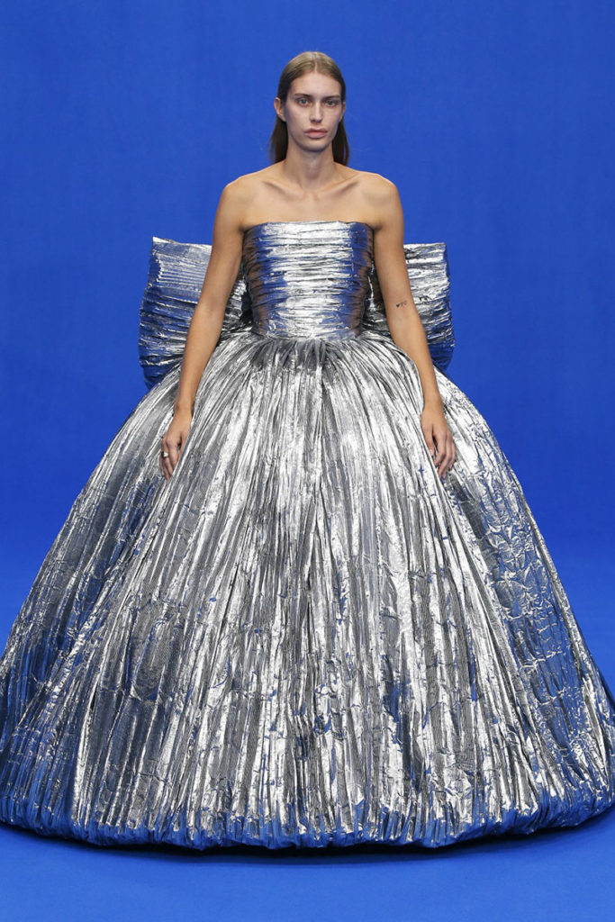 La nueva colección de Balenciaga SS20 conquista París Fashion Week
