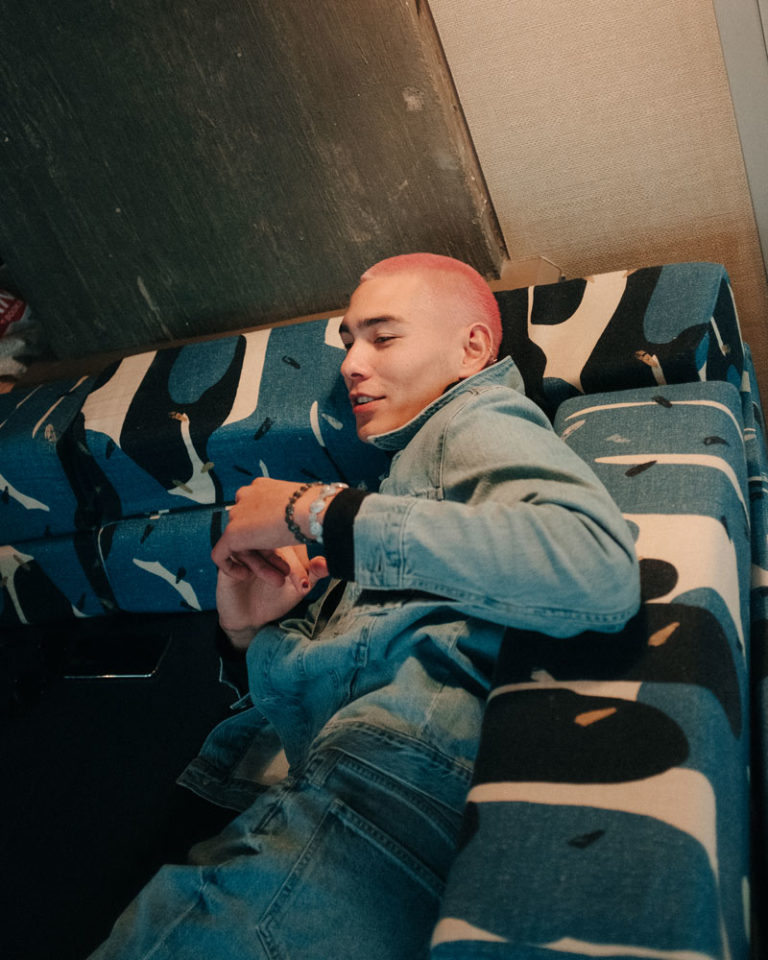 evan mock, entrevista con el famoso skater de pelo rosa de 23 años