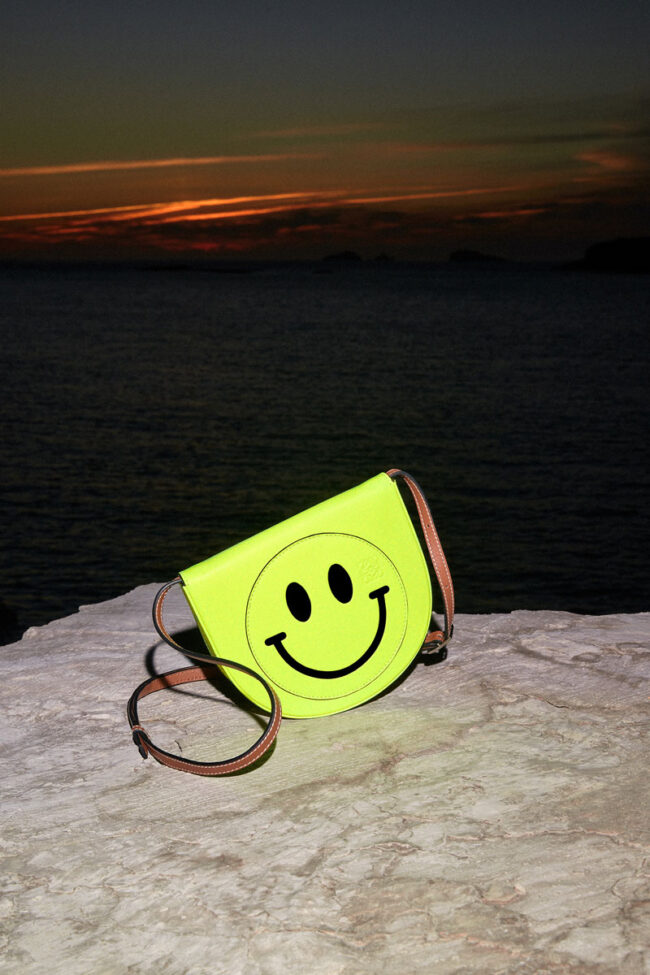 Loewe le pone un smiley al verano con su colección solidaria Paula's Ibiza