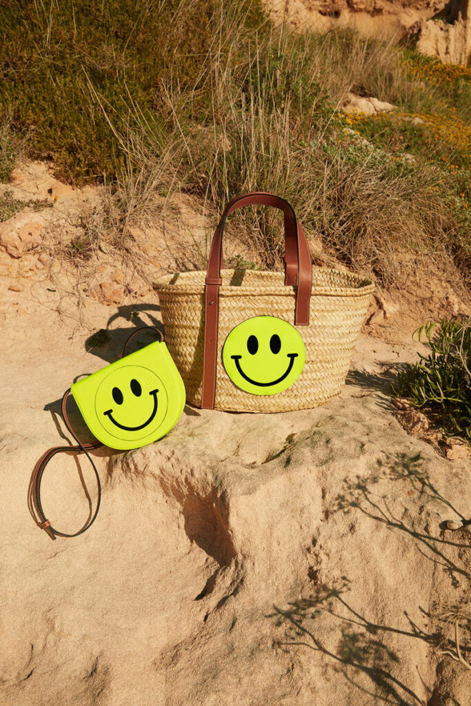 Loewe le pone un smiley al verano con su colección solidaria Paula's Ibiza