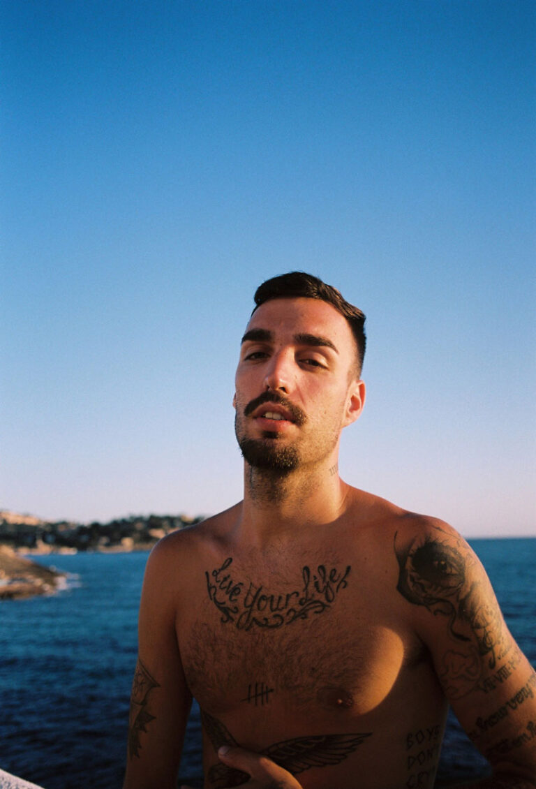 Rels B con el culo al aire en su Verano en Mallorca