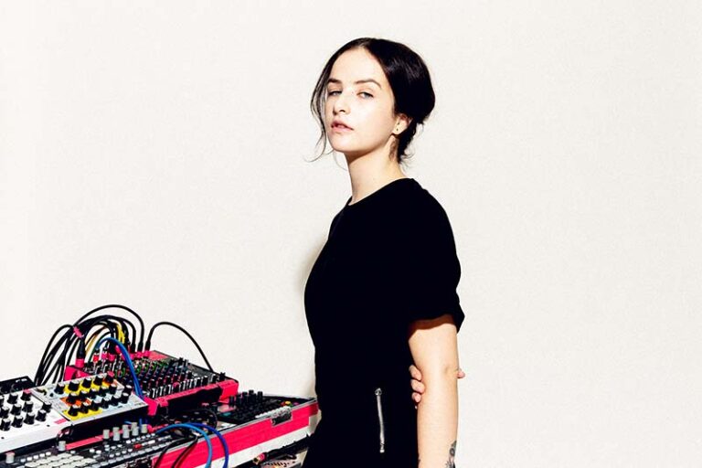 Ela Minus lanza su primer álbum de electrónica Acts of Rebellion