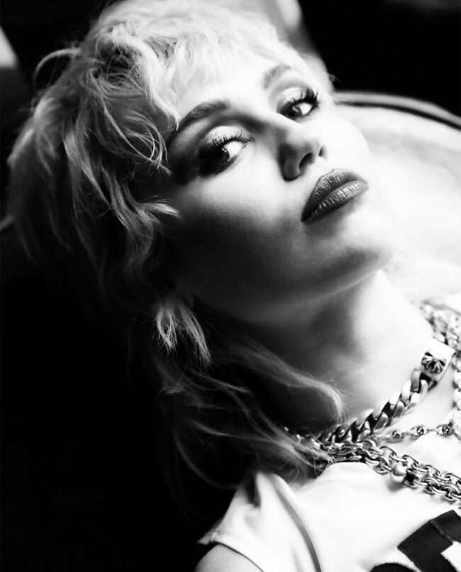 Escucha aquí Plastic Hearts de Miley Cyrus, su nuevo álbum