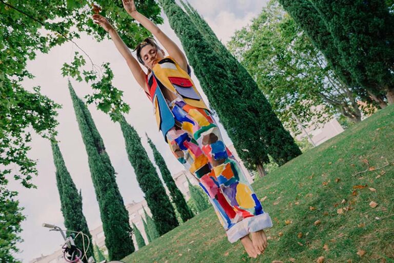 Simona es la cantante argentina que resucita el lounge desde Barcelona