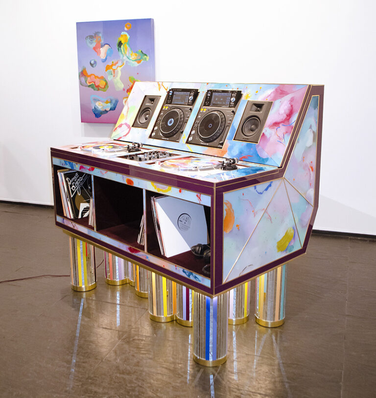 Exposición de objetos cotidianos convertidos en obras de arte.