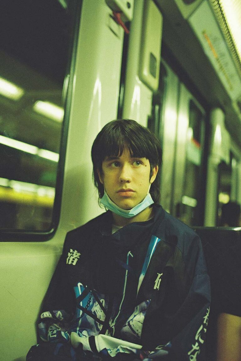 Rojuu, la joven y veterana promesa del pop emo español | Neo2 Magazine