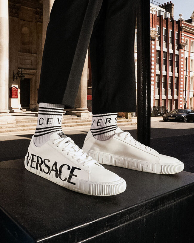 Versace Greca sneakers: el universo barroco italiano llega al streetstyle