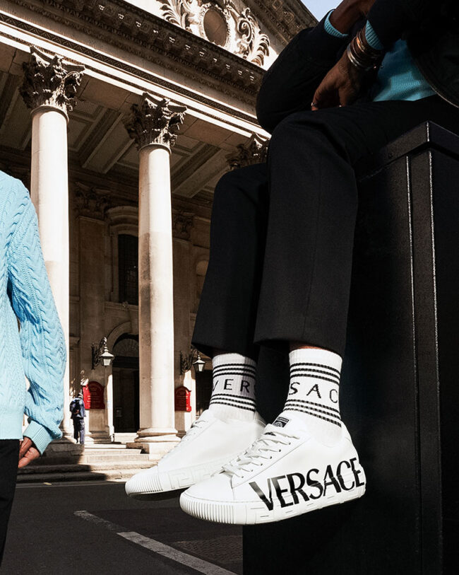Versace Greca sneakers: el universo barroco italiano llega al streetstyle