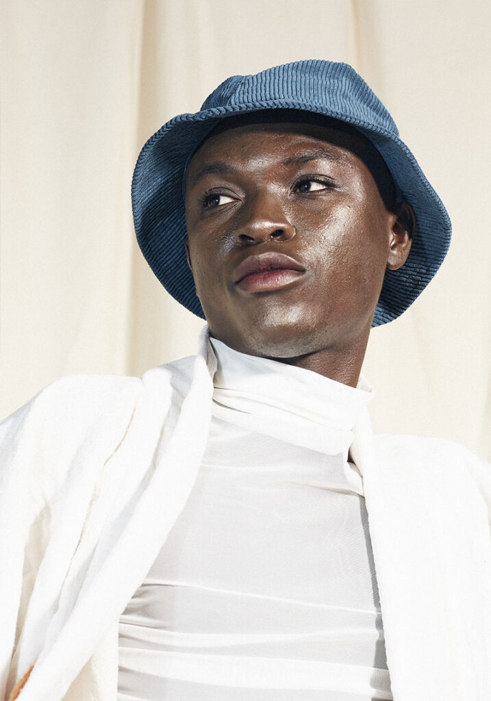 Héctor Socorro presenta el editorial Barbed Wire con prendas de Guayoyo