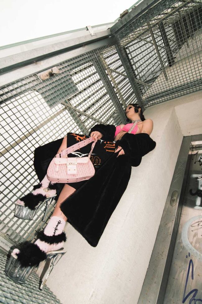 Eartheater nos presenta su último disco: Phoenix: Flames Are Dew upon...