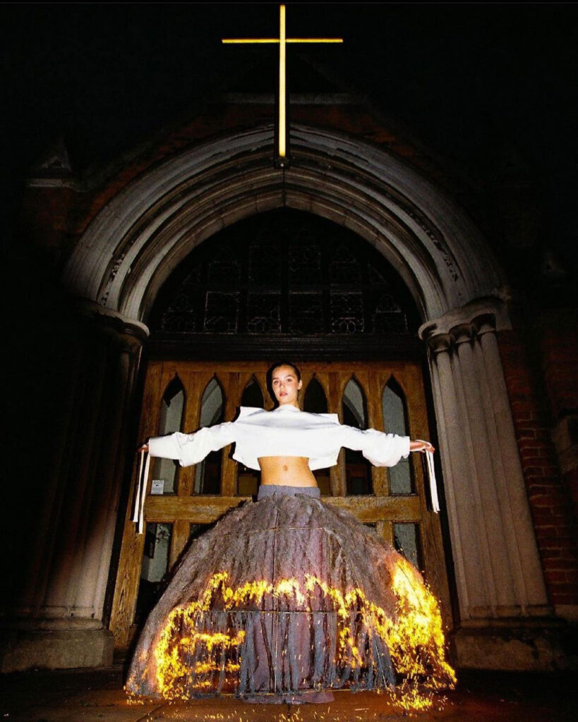Un vestido en llamas con la modelo dentro. ¿Moda? ¿Arte? ¿Sam Macer?