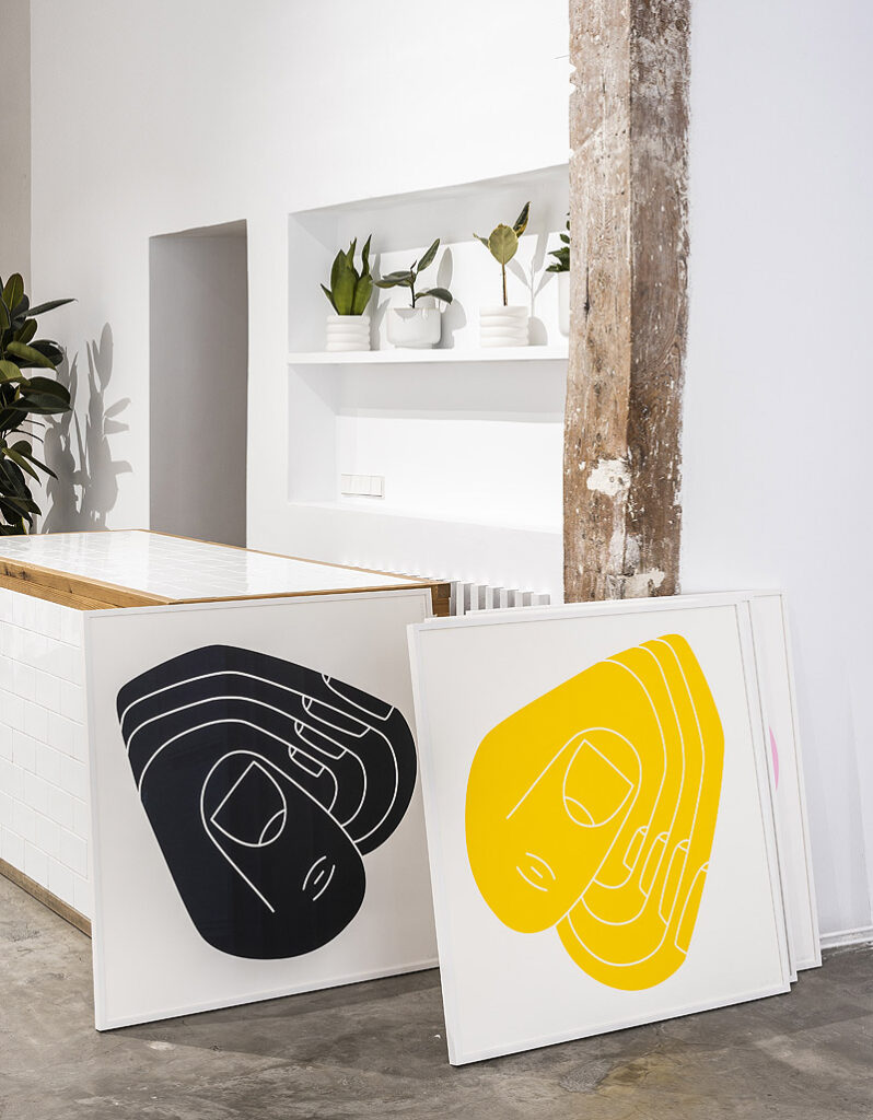 Sebastian Curi construye un universo de formas vibrantes y poderosas.