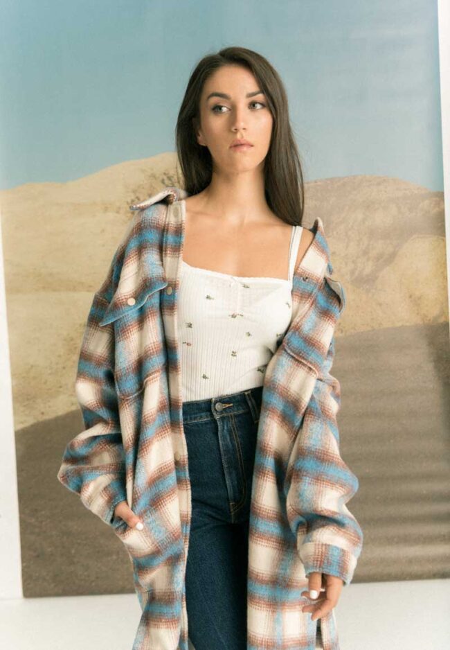 Claudia Salas es la actriz de la temporada con sus jeans Levi's 70s High