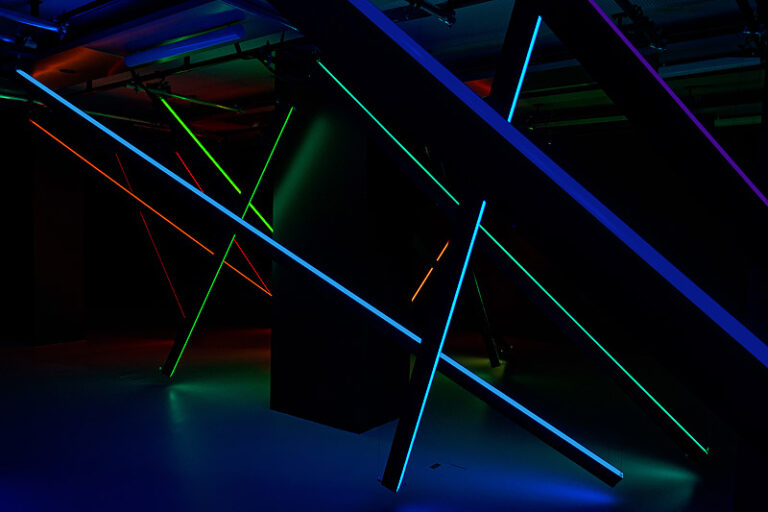 Olivier Ratsi crea instalaciones artísticas con neones y proyecciones 3D