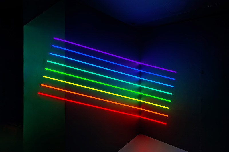 Olivier Ratsi crea instalaciones artísticas con neones y proyecciones 3D