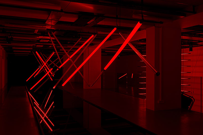 Olivier Ratsi crea instalaciones artísticas con neones y proyecciones 3D