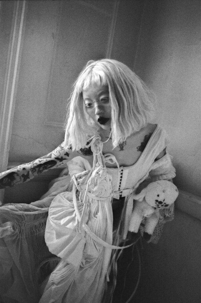 Yeule es artista musical y cyborg no binario. Su música pop es mágica