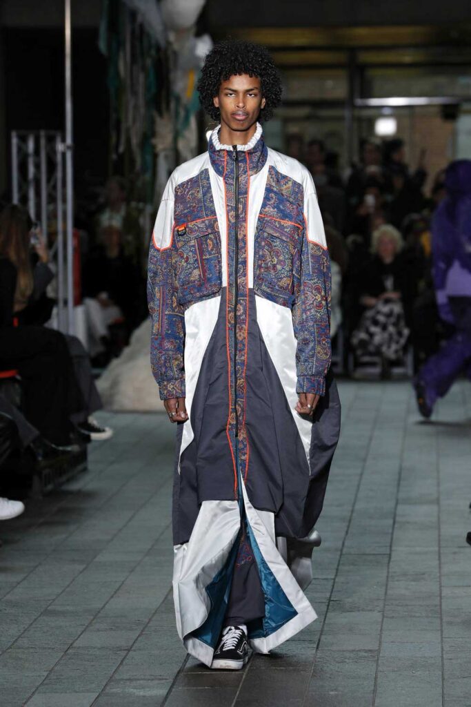 Sobre Todo o Sobretodo. ¿Se escribe junto o separado? ¿Qué significa?