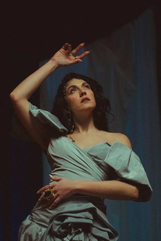 Queralt Lahoz es cantante y compositora catalana que canta al feminismo