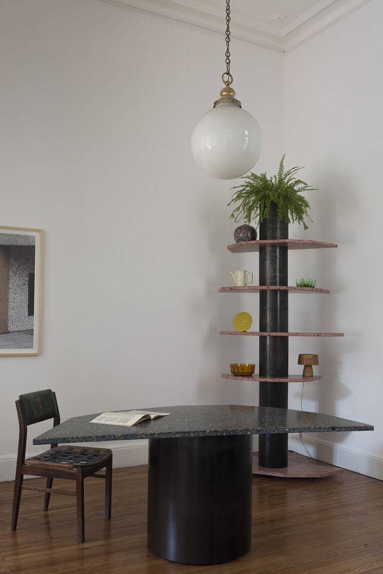 Crudo, 18 objetos en un apartamento de Manasseri Depetris