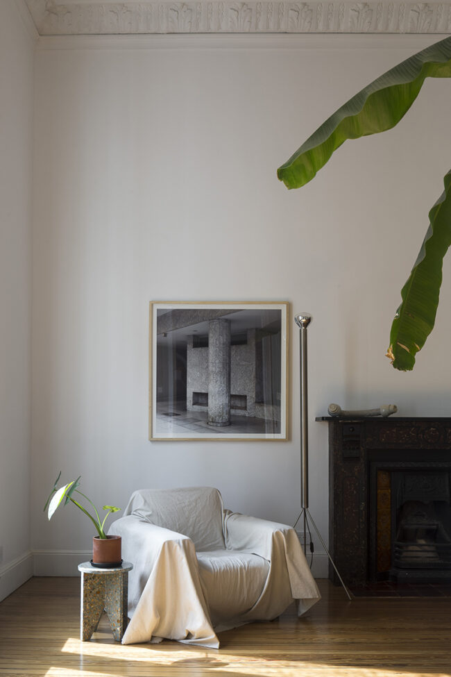 Crudo, 18 objetos en un apartamento de Manasseri Depetris