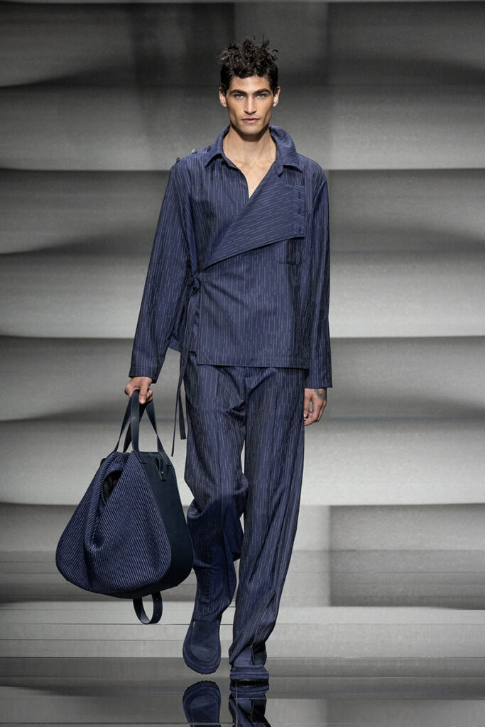 Emporio Armani SS23 fusiona la sastrería italiana con patrones japoneses