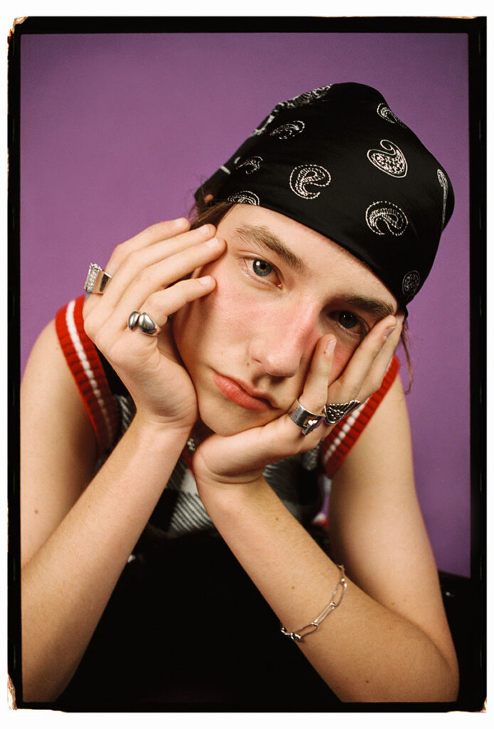 Tomas Roca, entrevistamos al joven cantautor que no se entiende