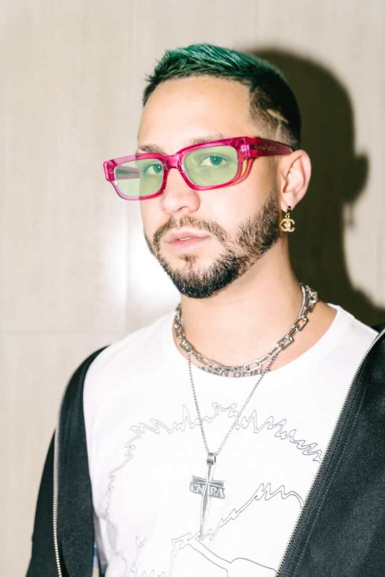 MORA es cantante, productor y compositor de reguetón y trap latino