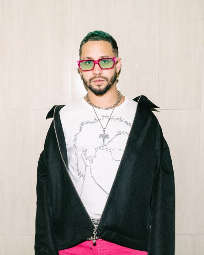 MORA es cantante, productor y compositor de reguetón y trap latino