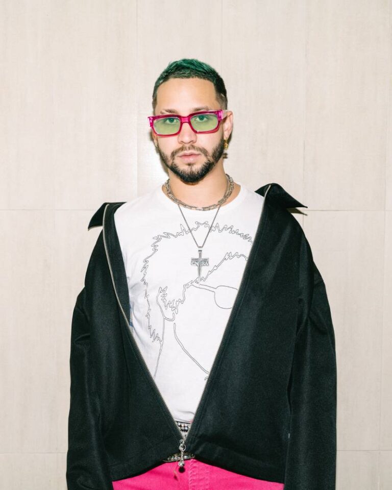 MORA es cantante, productor y compositor de reguetón y trap latino