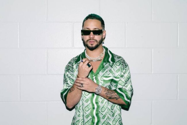 MORA es cantante, productor y compositor de reguetón y trap latino