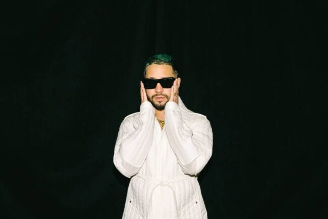 MORA es cantante, productor y compositor de reguetón y trap latino