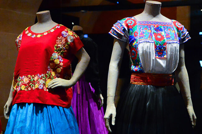 El museo de la moda de París, rinde tributo a Frida Kahlo