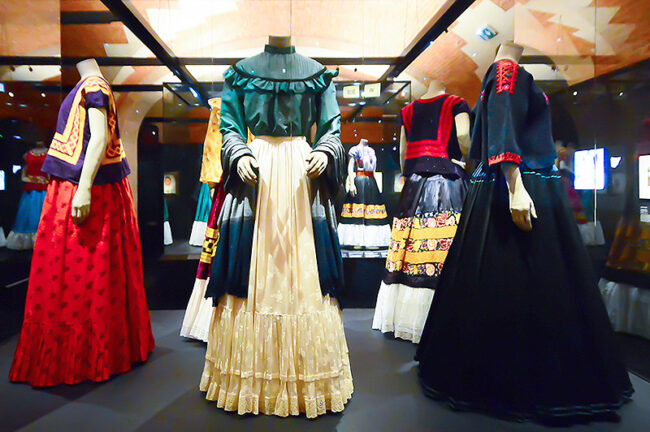 El museo de la moda de París, rinde tributo a Frida Kahlo