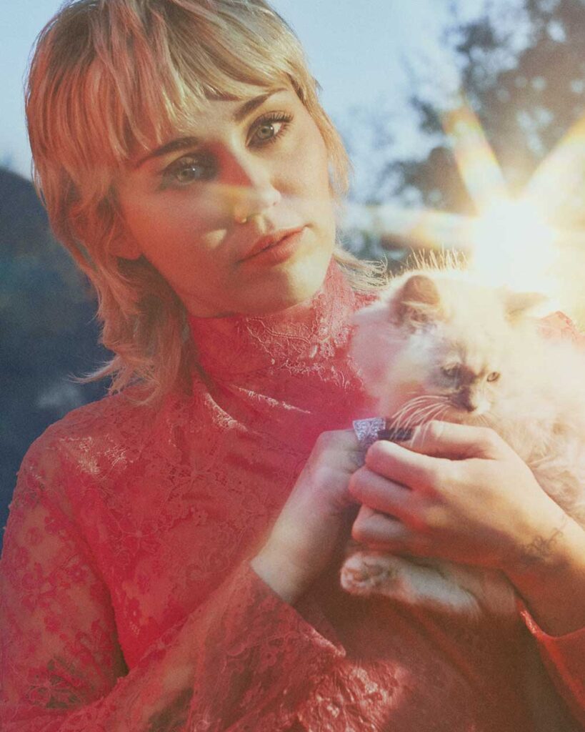 El avatar de Miley Cyrus en el metaverso del perfume Gucci Flora